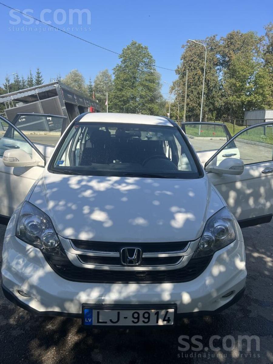 White Honda CR-V 2010 in Riga, with an engine capacity of 2.20 L and mileage of 272 thousand km for 1750 €, photo 1 on AUTOMOTO.COM.LV