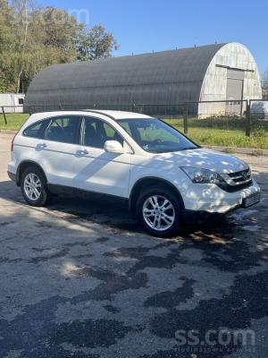 White Honda CR-V 2010 in Riga, with an engine capacity of 2.20 L and mileage of 272 thousand km for 1750 €, photo 2 on AUTOMOTO.COM.LV