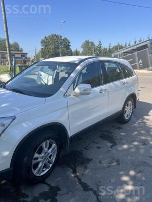 White Honda CR-V 2010 in Riga, with an engine capacity of 2.20 L and mileage of 272 thousand km for 1750 €, photo 4 on AUTOMOTO.COM.LV