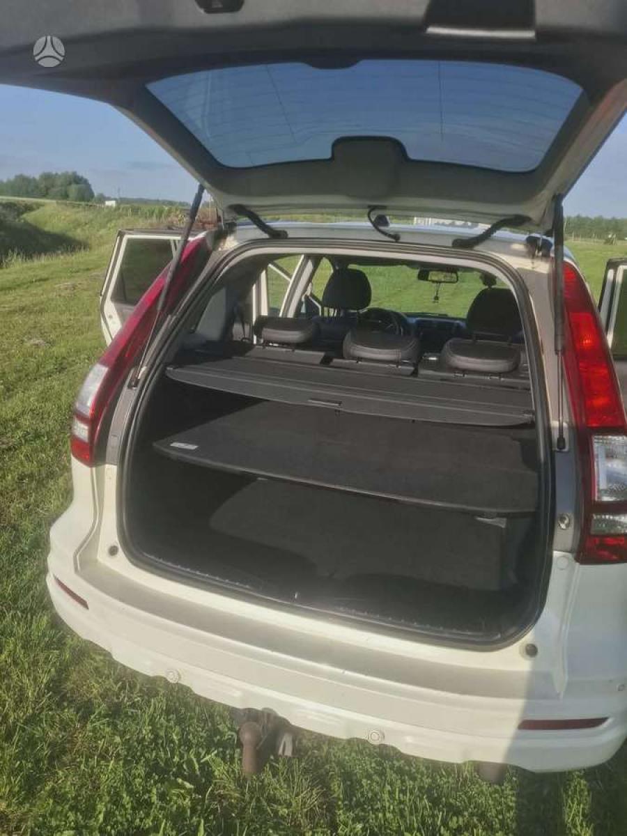 White Honda CR-V 2010 in Panevezys, with an engine capacity of 2.20 L and mileage of 278 thousand km for 5850 €, photo 3 on AUTOMOTO.COM.LV