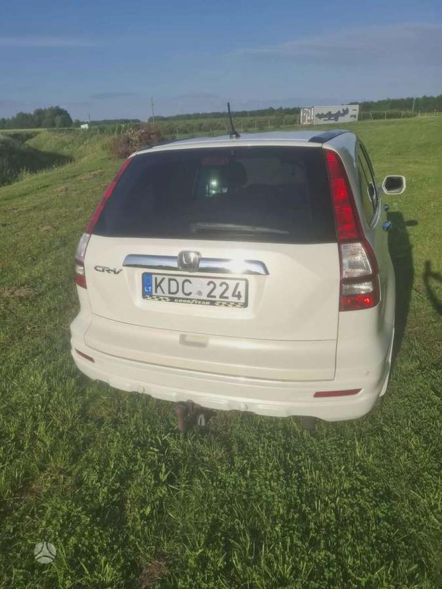 White Honda CR-V 2010 in Panevezys, with an engine capacity of 2.20 L and mileage of 278 thousand km for 5850 €, photo 7 on AUTOMOTO.COM.LV