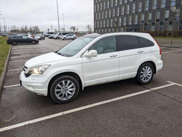White Honda CR-V 2010 in Kaunas, with an engine capacity of 2.20 L and mileage of 271 thousand km for 7490 €, photo 3 on AUTOMOTO.COM.LV