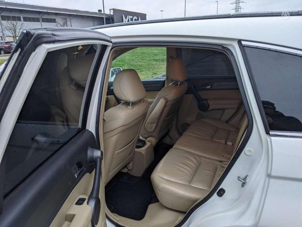 White Honda CR-V 2010 in Kaunas, with an engine capacity of 2.20 L and mileage of 271 thousand km for 7490 €, photo 6 on AUTOMOTO.COM.LV