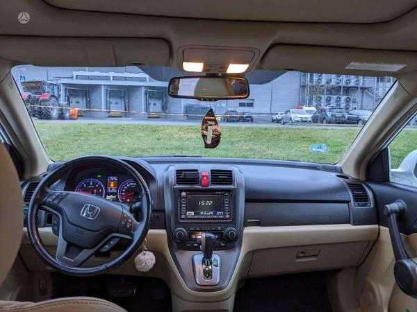White Honda CR-V 2010 in Kaunas, with an engine capacity of 2.20 L and mileage of 271 thousand km for 7490 €, photo 7 on AUTOMOTO.COM.LV