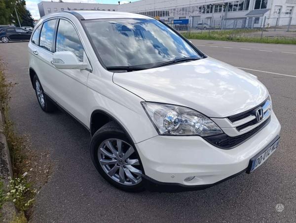 White Honda CR-V 2010 in Panevezys, with an engine capacity of 2.20 L and mileage of 261 thousand km for 5950 €, photo 6 on AUTOMOTO.COM.LV