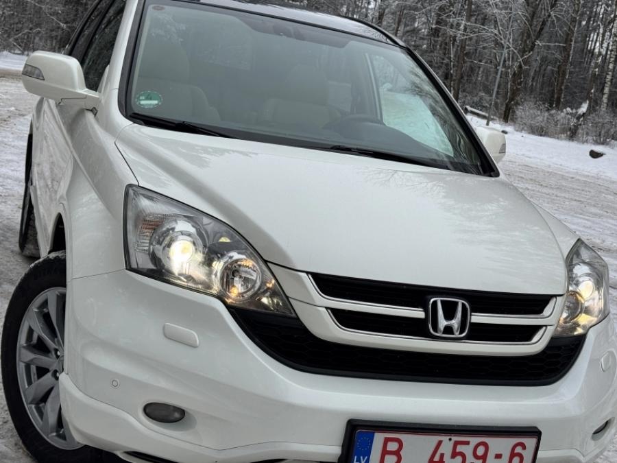 White Honda CR-V 2011 in Riga, with an engine capacity of 2.20 L and mileage of 202 thousand km for 7990 €, photo 1 on AUTOMOTO.COM.LV