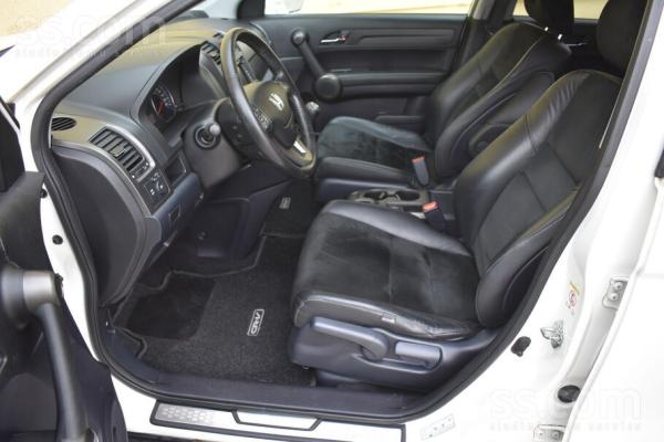White Honda CR-V 2011 in Talsi, with an engine capacity of 2.20 L and mileage of 203 thousand km for 7800 €, photo 6 on AUTOMOTO.COM.LV