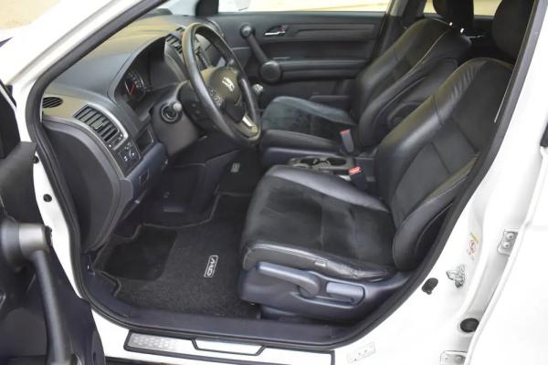 White Honda CR-V 2011 in Talsi, with an engine capacity of 2.20 L and mileage of 203 thousand km for 7800 €, photo 6 on AUTOMOTO.COM.LV