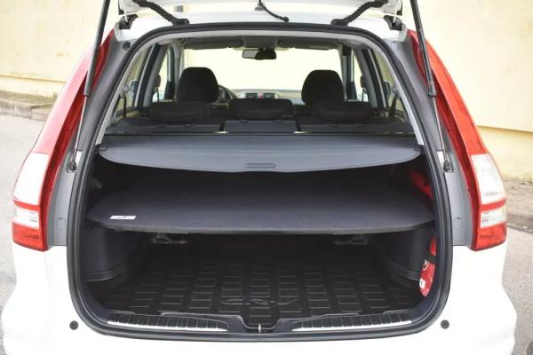 White Honda CR-V 2011 in Talsi, with an engine capacity of 2.20 L and mileage of 203 thousand km for 7800 €, photo 9 on AUTOMOTO.COM.LV