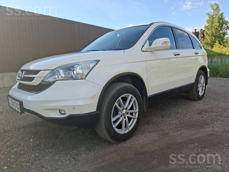 White Honda CR-V 2011 in Daugavpils, with an engine capacity of 2.20 L and mileage of 233 thousand km for 7600 €, photo 1 on AUTOMOTO.COM.LV