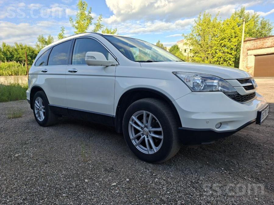 White Honda CR-V 2011 in Daugavpils, with an engine capacity of 2.20 L and mileage of 233 thousand km for 7600 €, photo 3 on AUTOMOTO.COM.LV