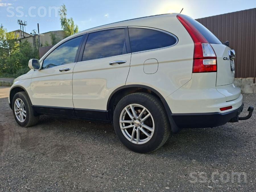 White Honda CR-V 2011 in Daugavpils, with an engine capacity of 2.20 L and mileage of 233 thousand km for 7600 €, photo 5 on AUTOMOTO.COM.LV