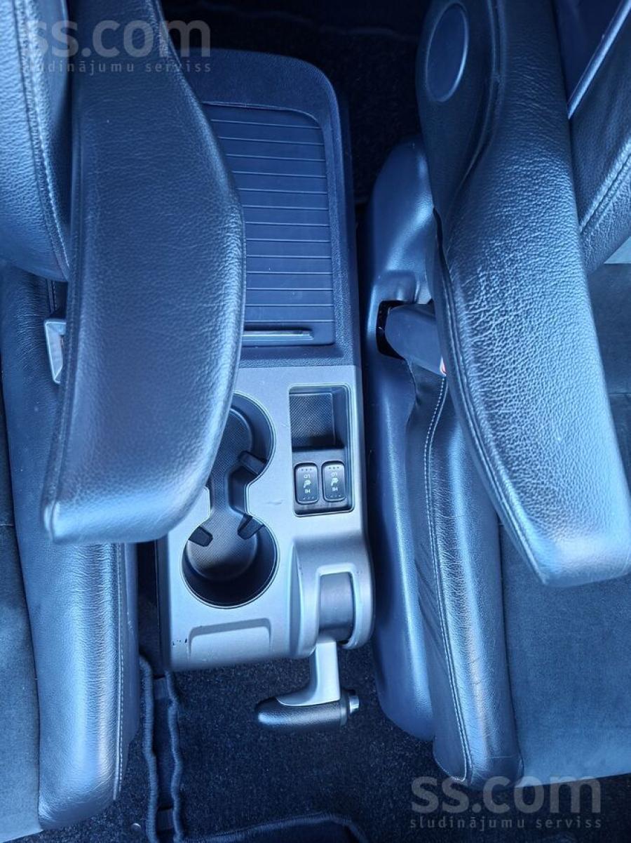 White Honda CR-V 2011 in Daugavpils, with an engine capacity of 2.20 L and mileage of 233 thousand km for 7600 €, photo 7 on AUTOMOTO.COM.LV