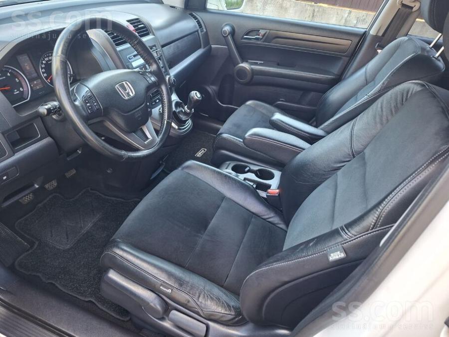 White Honda CR-V 2011 in Daugavpils, with an engine capacity of 2.20 L and mileage of 233 thousand km for 7600 €, photo 8 on AUTOMOTO.COM.LV