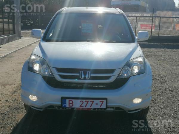 White Honda CR-V 2012 in Valmiera, with an engine capacity of 2.20 L and mileage of 244 thousand km for 7990 €, photo 4 on AUTOMOTO.COM.LV
