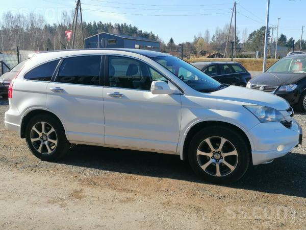 White Honda CR-V 2012 in Valmiera, with an engine capacity of 2.20 L and mileage of 244 thousand km for 7990 €, photo 6 on AUTOMOTO.COM.LV