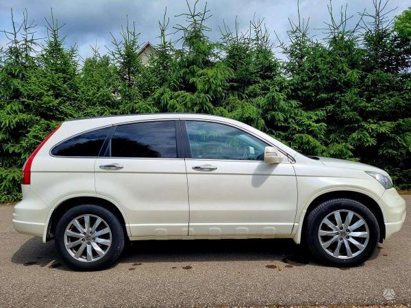 White Honda CR-V 2012 in Vilnius, with an engine capacity of 2.20 L and mileage of 152 thousand km for 9650 €, photo 8 on AUTOMOTO.COM.LV