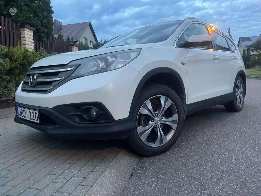 White Honda CR-V 2012 in Vilnius, with an engine capacity of 2.35 L and mileage of 266 thousand km for 8250 €, photo 5 on AUTOMOTO.COM.LV