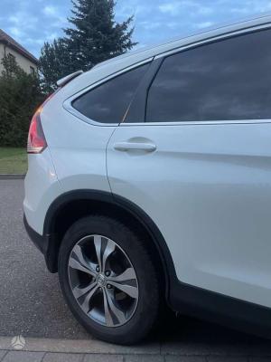 White Honda CR-V 2012 in Vilnius, with an engine capacity of 2.35 L and mileage of 266 thousand km for 8250 €, photo 8 on AUTOMOTO.COM.LV