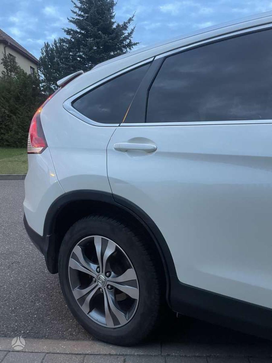 White Honda CR-V 2012 in Vilnius, with an engine capacity of 2.35 L and mileage of 266 thousand km for 8250 €, photo 8 on AUTOMOTO.COM.LV
