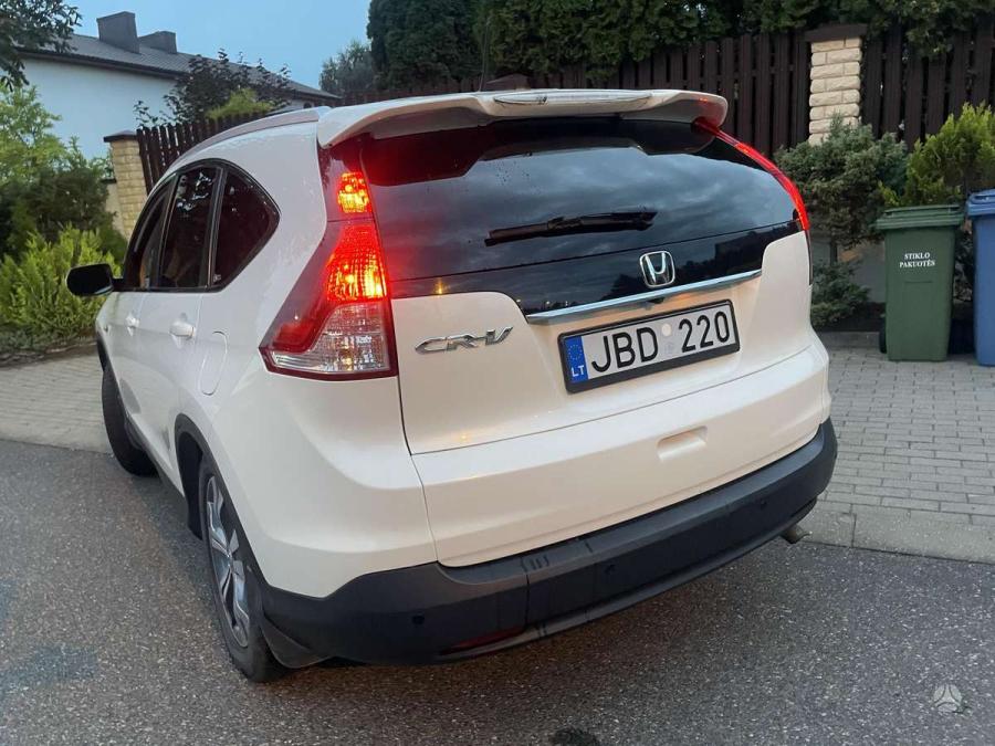 White Honda CR-V 2012 in Vilnius, with an engine capacity of 2.35 L and mileage of 266 thousand km for 8250 €, photo 9 on AUTOMOTO.COM.LV