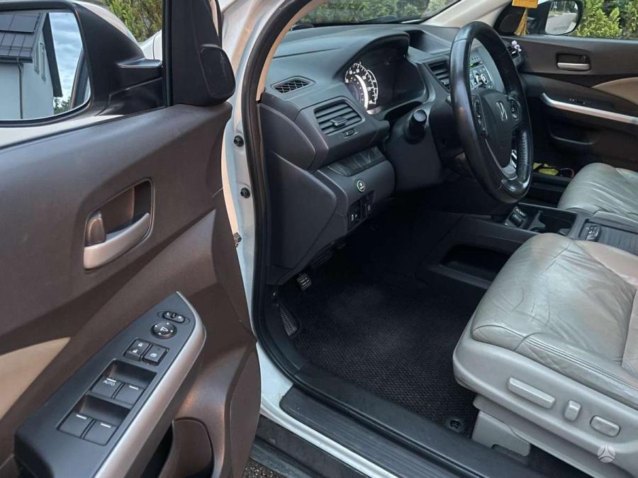 White Honda CR-V 2012 in Vilnius, with an engine capacity of 2.35 L and mileage of 266 thousand km for 8250 €, photo 14 on AUTOMOTO.COM.LV