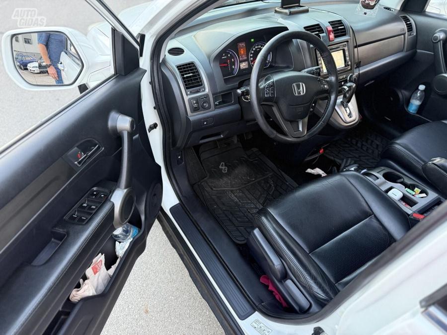 White Honda CR-V 2012 in Alytus, with an engine capacity of 2.20 L and mileage of 220 thousand km for 8499 €, photo 7 on AUTOMOTO.COM.LV