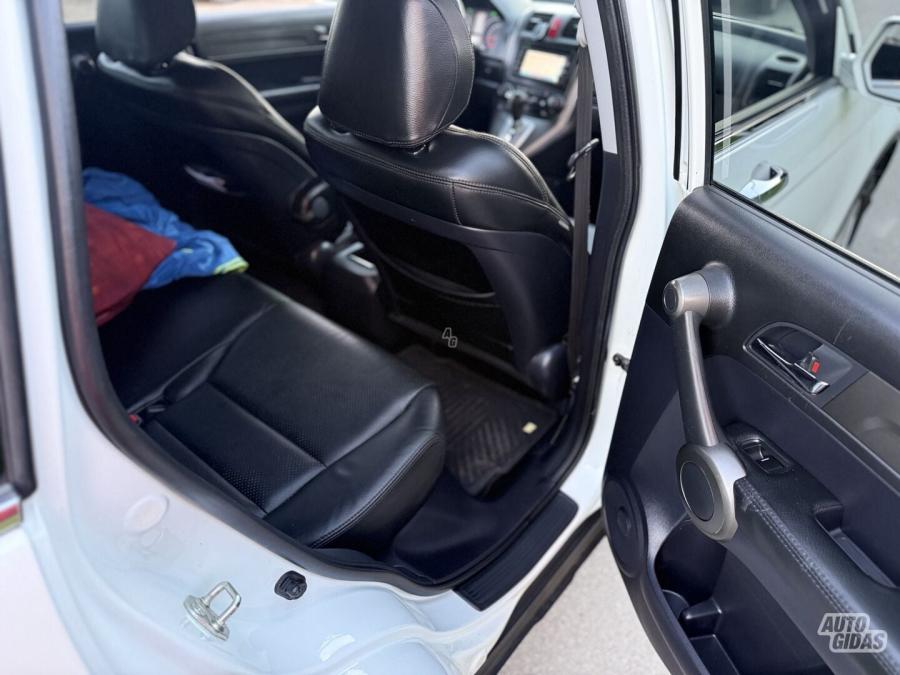 White Honda CR-V 2012 in Alytus, with an engine capacity of 2.20 L and mileage of 220 thousand km for 8499 €, photo 12 on AUTOMOTO.COM.LV