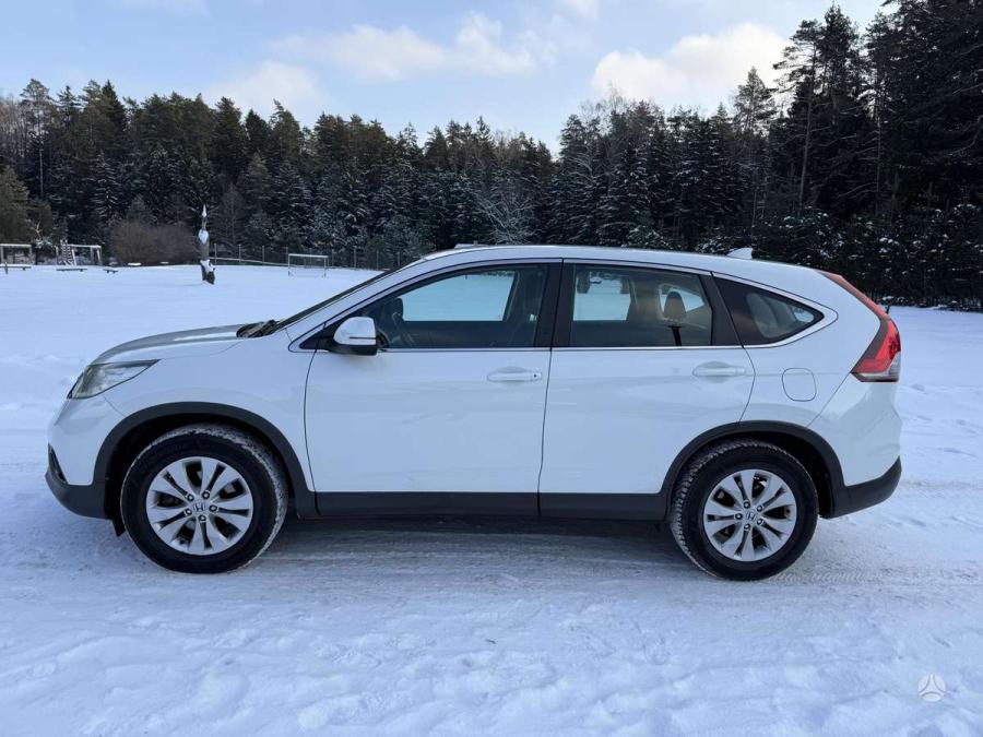 White Honda CR-V 2013 in Taurage, with an engine capacity of 2.20 L and mileage of 291 thousand km for 8000 €, photo 4 on AUTOMOTO.COM.LV