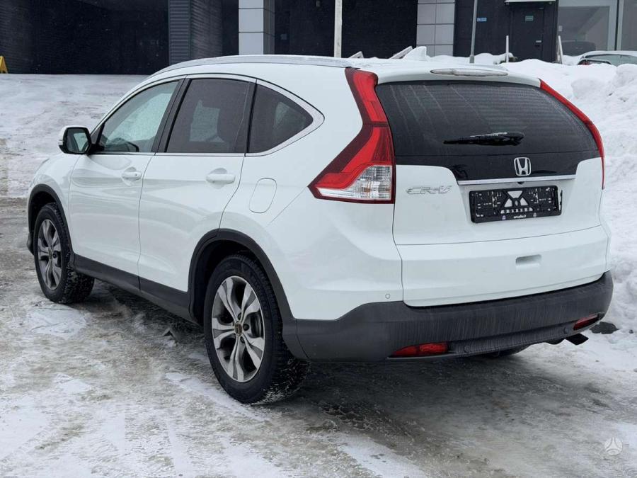 White Honda CR-V 2013 in Vilnius, with an engine capacity of 2.20 L and mileage of 169 thousand km for 11999 €, photo 4 on AUTOMOTO.COM.LV