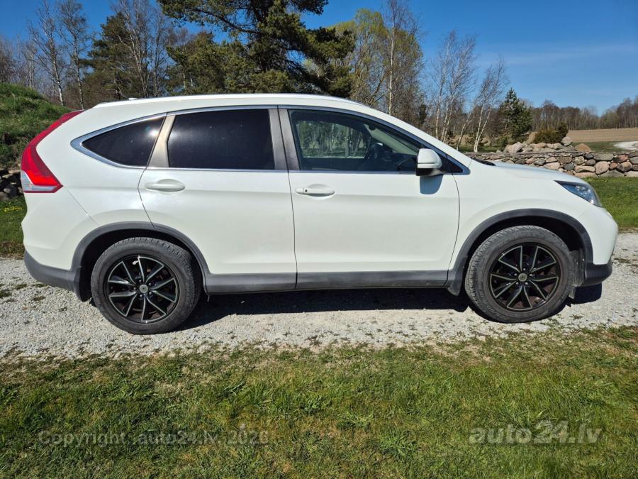 White Honda CR-V 2013 in Kuressaare, with an engine capacity of 2.00 L and mileage of 149 thousand km for 12500 €, photo 1 on AUTOMOTO.COM.LV