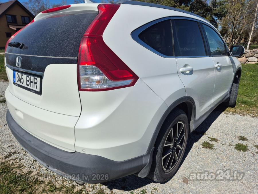 White Honda CR-V 2013 in Kuressaare, with an engine capacity of 2.00 L and mileage of 149 thousand km for 12500 €, photo 4 on AUTOMOTO.COM.LV
