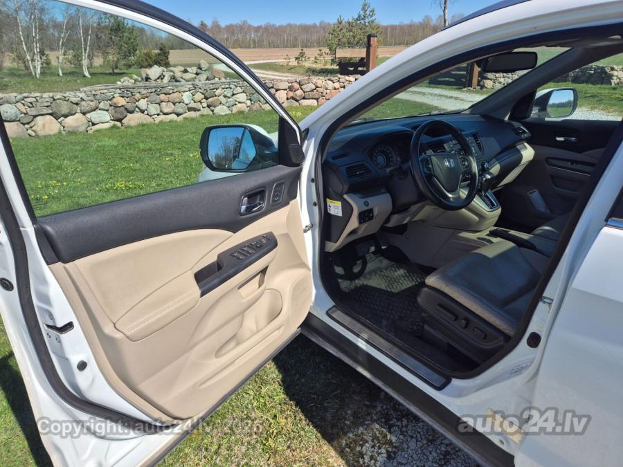 White Honda CR-V 2013 in Kuressaare, with an engine capacity of 2.00 L and mileage of 149 thousand km for 12500 €, photo 6 on AUTOMOTO.COM.LV