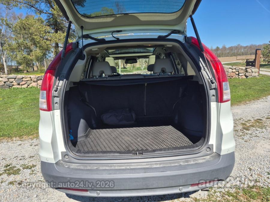 White Honda CR-V 2013 in Kuressaare, with an engine capacity of 2.00 L and mileage of 149 thousand km for 12500 €, photo 8 on AUTOMOTO.COM.LV