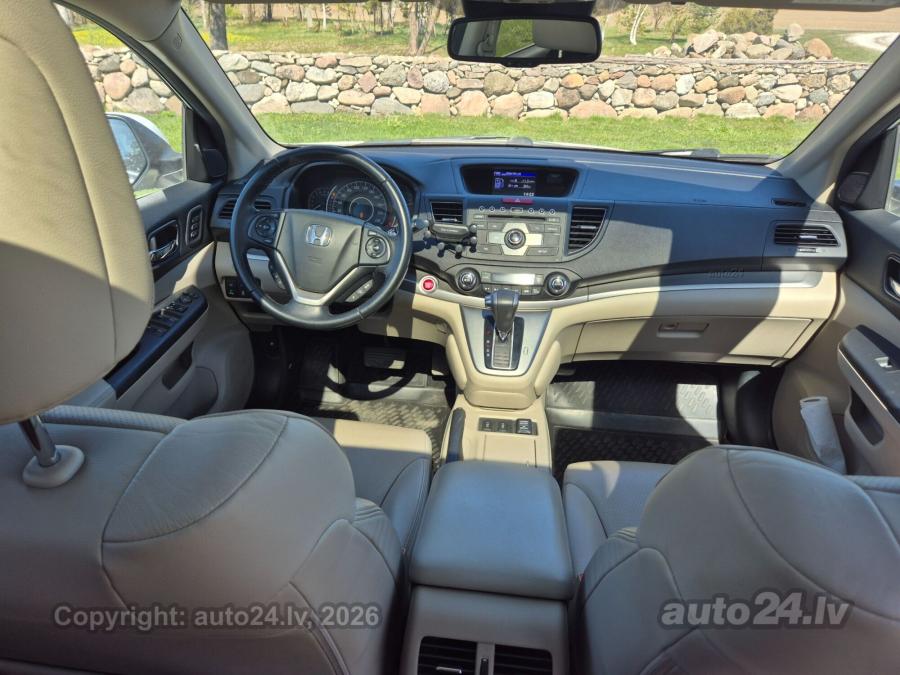 White Honda CR-V 2013 in Kuressaare, with an engine capacity of 2.00 L and mileage of 149 thousand km for 12500 €, photo 10 on AUTOMOTO.COM.LV