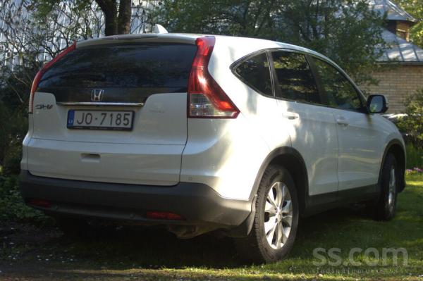 White Honda CR-V 2014 in Riga, with an engine capacity of 2.00 L and mileage of 270 thousand km for 7500 €, photo 4 on AUTOMOTO.COM.LV