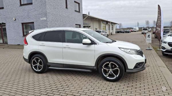 White Honda CR-V 2014 in Marijampole, with an engine capacity of 1.60 L and mileage of 161 thousand km for 10450 €, photo 6 on AUTOMOTO.COM.LV
