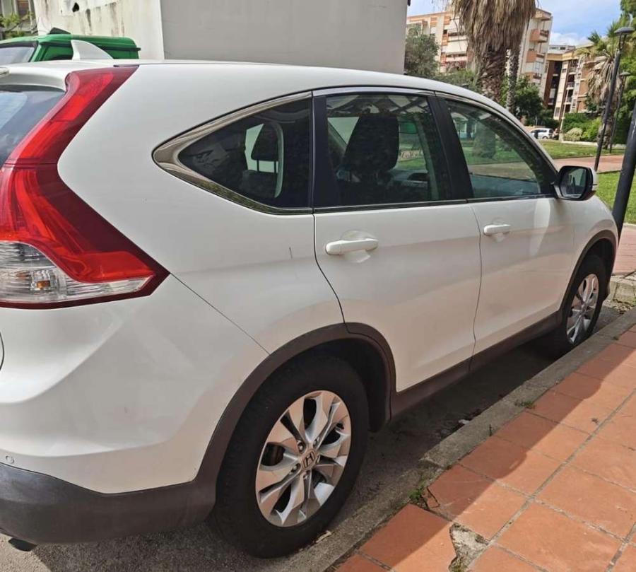 White Honda CR-V 2014 in Vilnius, with an engine capacity of 2.20 L and mileage of 240 thousand km for 10999 €, photo 6 on AUTOMOTO.COM.LV