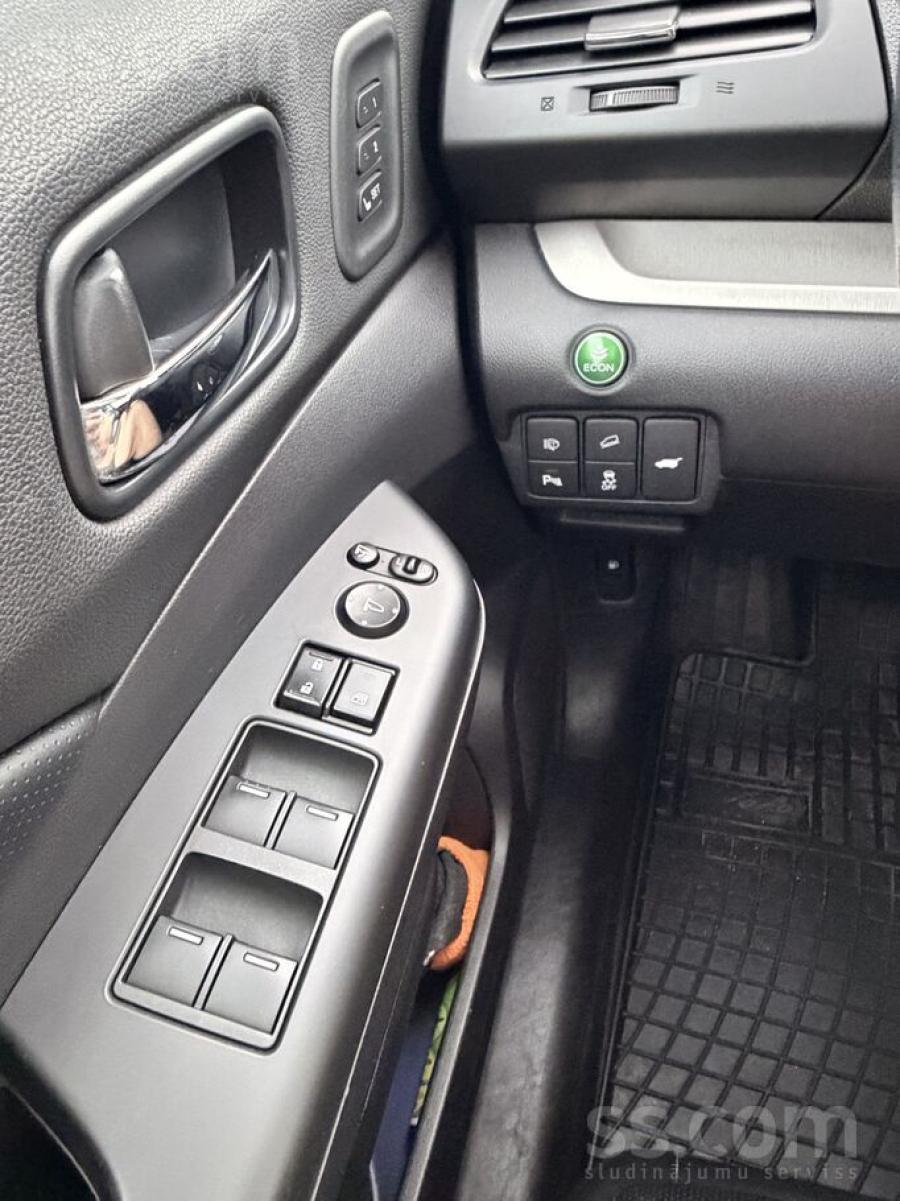 Balts Honda CR-V 2014 Valmiera, ar dzinēja tilpumu 2.00 L un nobraukumu 164 tūkst. km par 10900 €, foto 5 vietnē AUTOMOTO.COM.LV