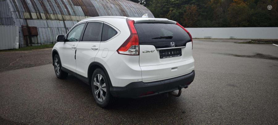 White Honda CR-V 2014 in Utena, with an engine capacity of 1.60 L and mileage of 289 thousand km for 7990 €, photo 4 on AUTOMOTO.COM.LV