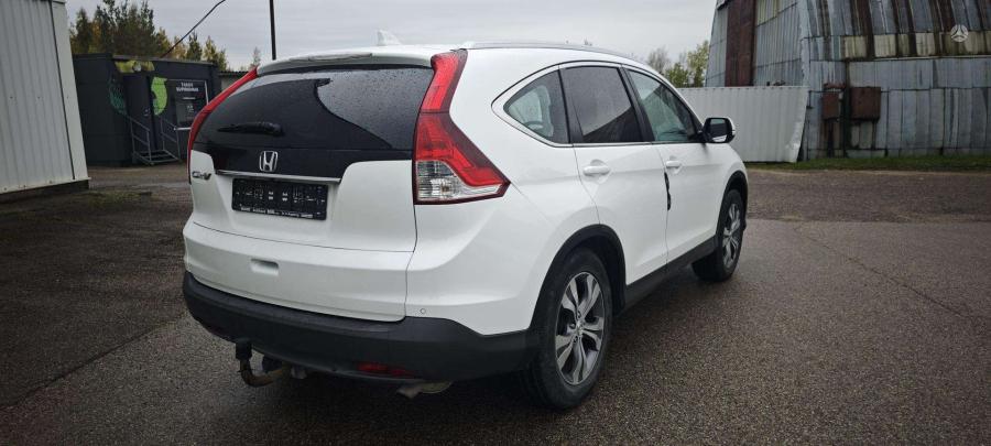 White Honda CR-V 2014 in Utena, with an engine capacity of 1.60 L and mileage of 289 thousand km for 7990 €, photo 6 on AUTOMOTO.COM.LV