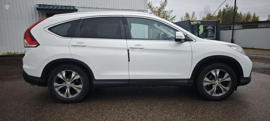 White Honda CR-V 2014 in Utena, with an engine capacity of 1.60 L and mileage of 289 thousand km for 7990 €, photo 7 on AUTOMOTO.COM.LV