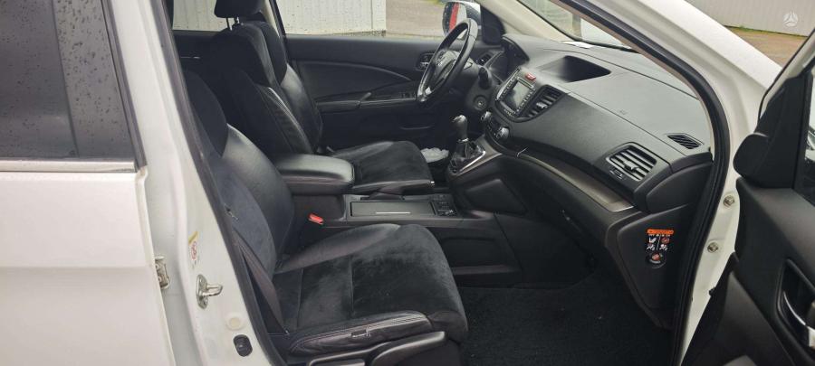 White Honda CR-V 2014 in Utena, with an engine capacity of 1.60 L and mileage of 289 thousand km for 7990 €, photo 12 on AUTOMOTO.COM.LV
