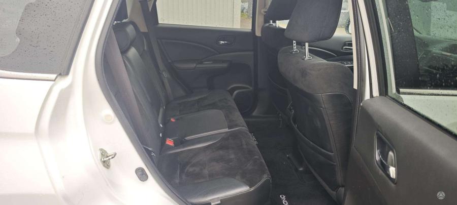 White Honda CR-V 2014 in Utena, with an engine capacity of 1.60 L and mileage of 289 thousand km for 7990 €, photo 15 on AUTOMOTO.COM.LV