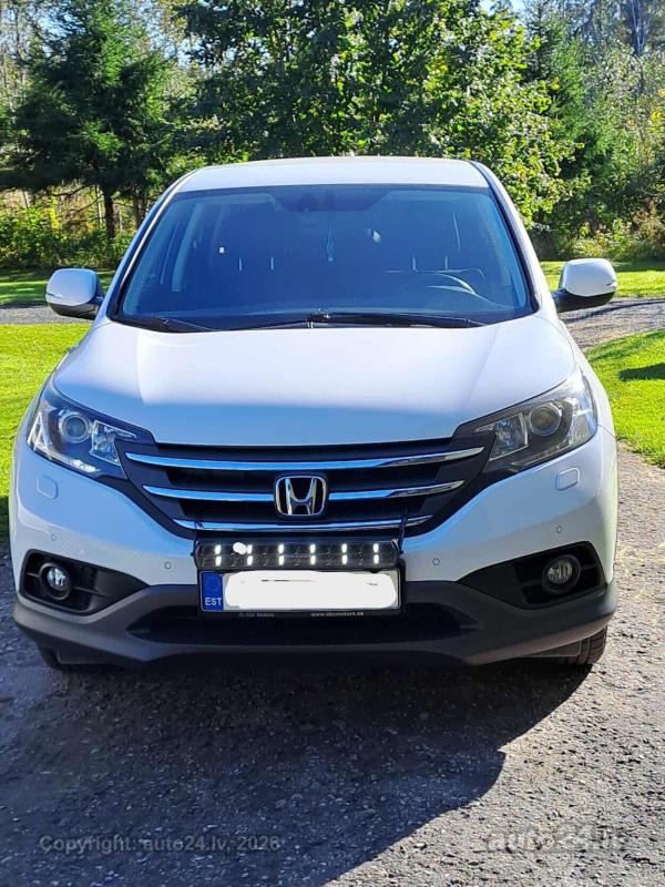 White Honda CR-V 2015 in Tallinn, with an engine capacity of 2.20 L and mileage of 203 thousand km for 12000 €, photo 1 on AUTOMOTO.COM.LV