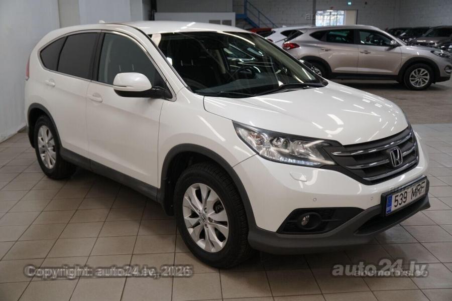 White Honda CR-V 2015 in Tallinn, with an engine capacity of 2.20 L and mileage of 203 thousand km for 12000 €, photo 4 on AUTOMOTO.COM.LV