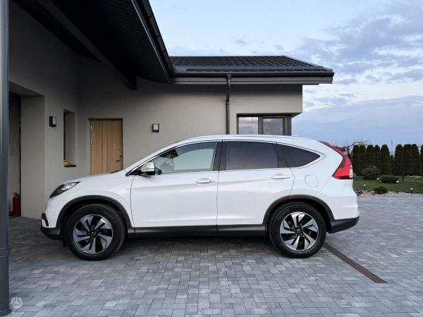 White Honda CR-V 2015 in Siauliai, with an engine capacity of 1.60 L and mileage of 220 thousand km for 15000 €, photo 2 on AUTOMOTO.COM.LV