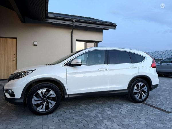 White Honda CR-V 2015 in Siauliai, with an engine capacity of 1.60 L and mileage of 220 thousand km for 15000 €, photo 3 on AUTOMOTO.COM.LV