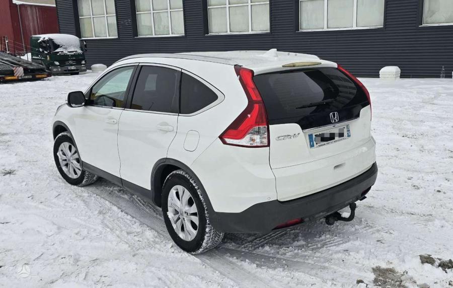 White Honda CR-V 2015 in Taurage, with an engine capacity of 1.60 L and mileage of 167 thousand km for 8600 €, photo 6 on AUTOMOTO.COM.LV