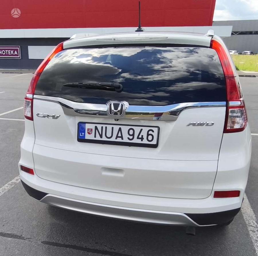 White Honda CR-V 2015 in Vilnius, with an engine capacity of 2.40 L and mileage of 153 thousand km for 12500 €, photo 5 on AUTOMOTO.COM.LV